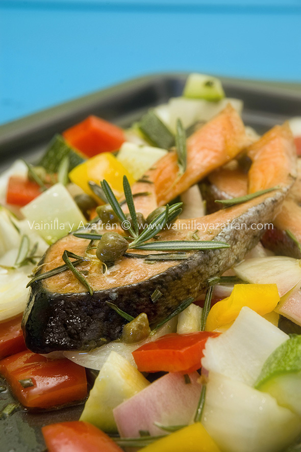 Salmón horneado con romero y vegetales - La Señora Bonita